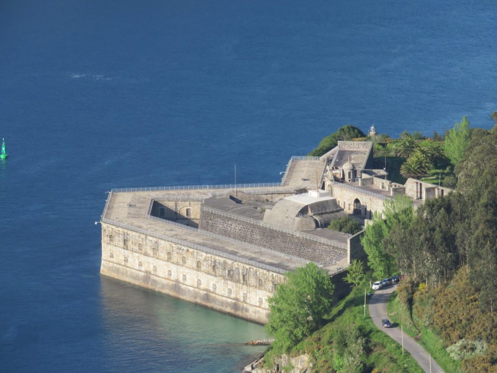 El mirador de A Bailadora y las baterías de Montefaro en Ares, en la ...