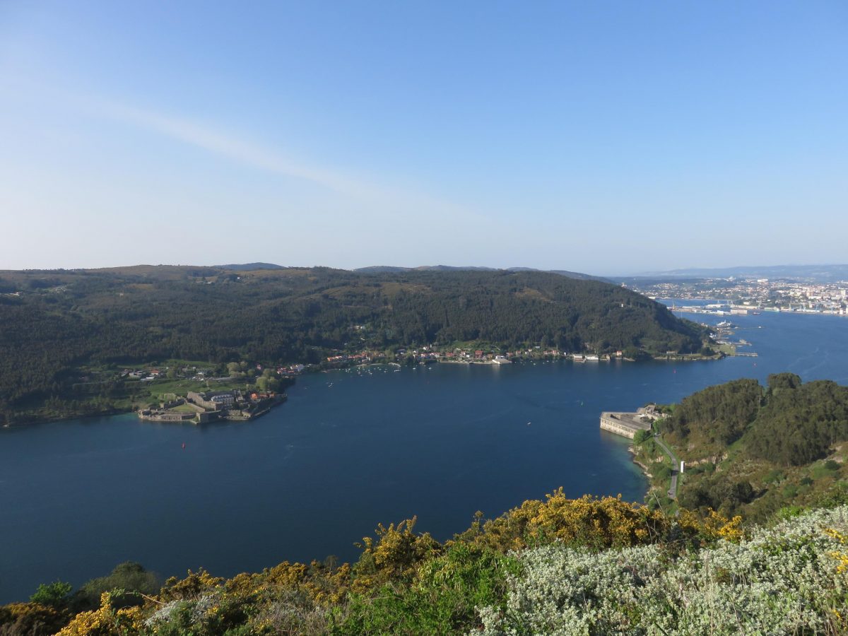 El mirador de A Bailadora y las baterías de Montefaro en Ares, en la ...
