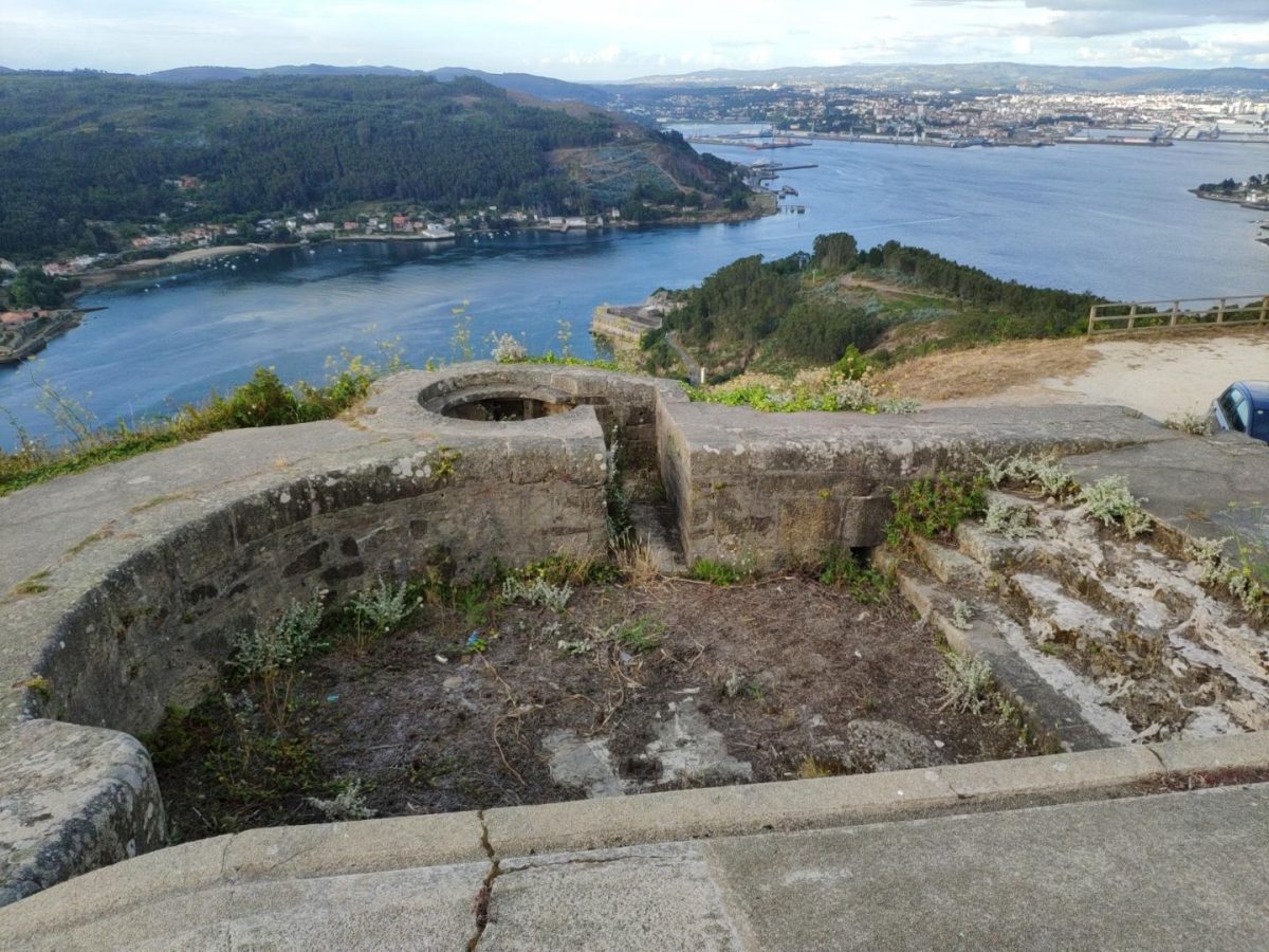 El mirador de A Bailadora y las baterías de Montefaro en Ares, en la ...