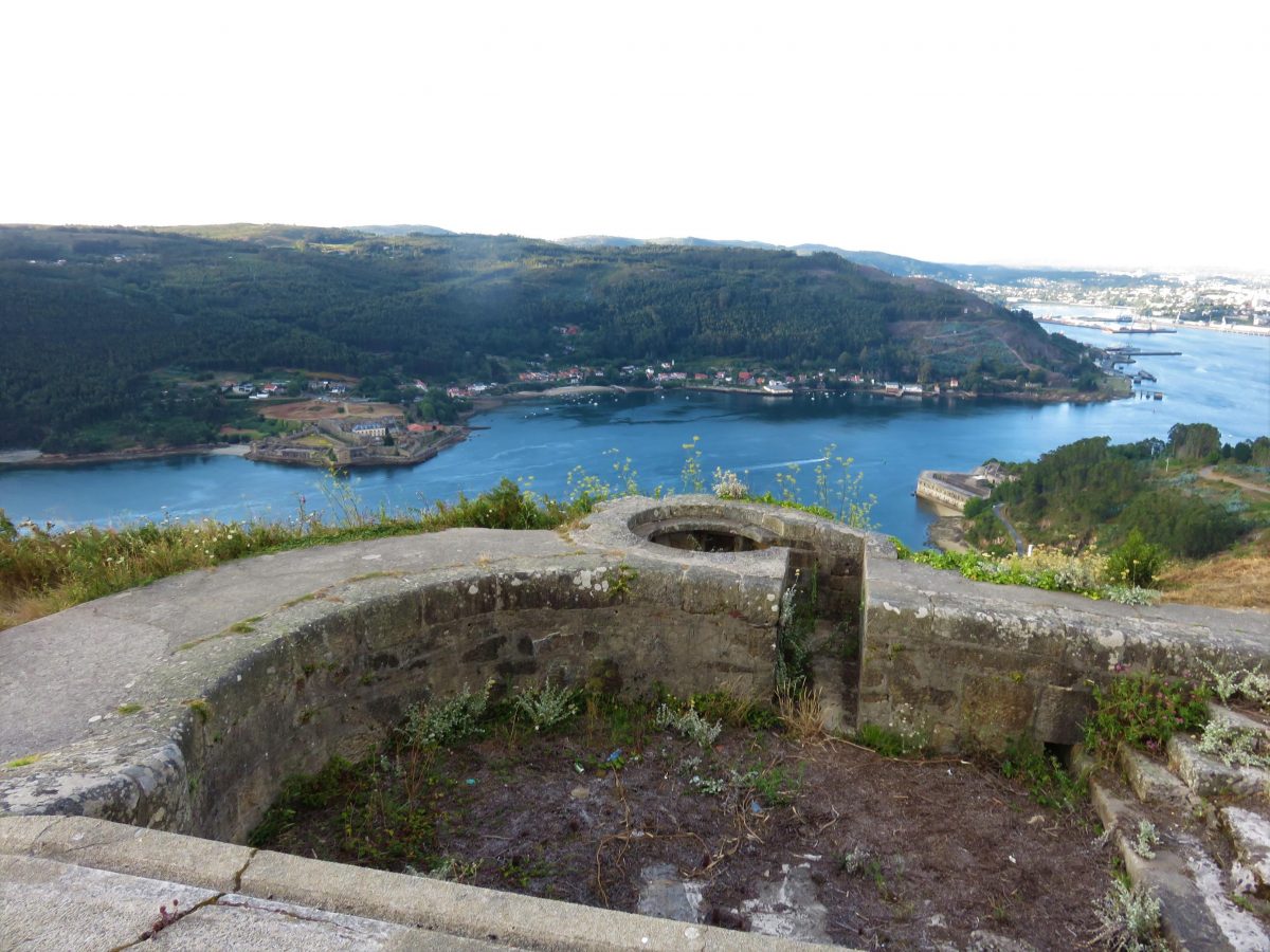 El mirador de A Bailadora y las baterías de Montefaro en Ares, en la ...